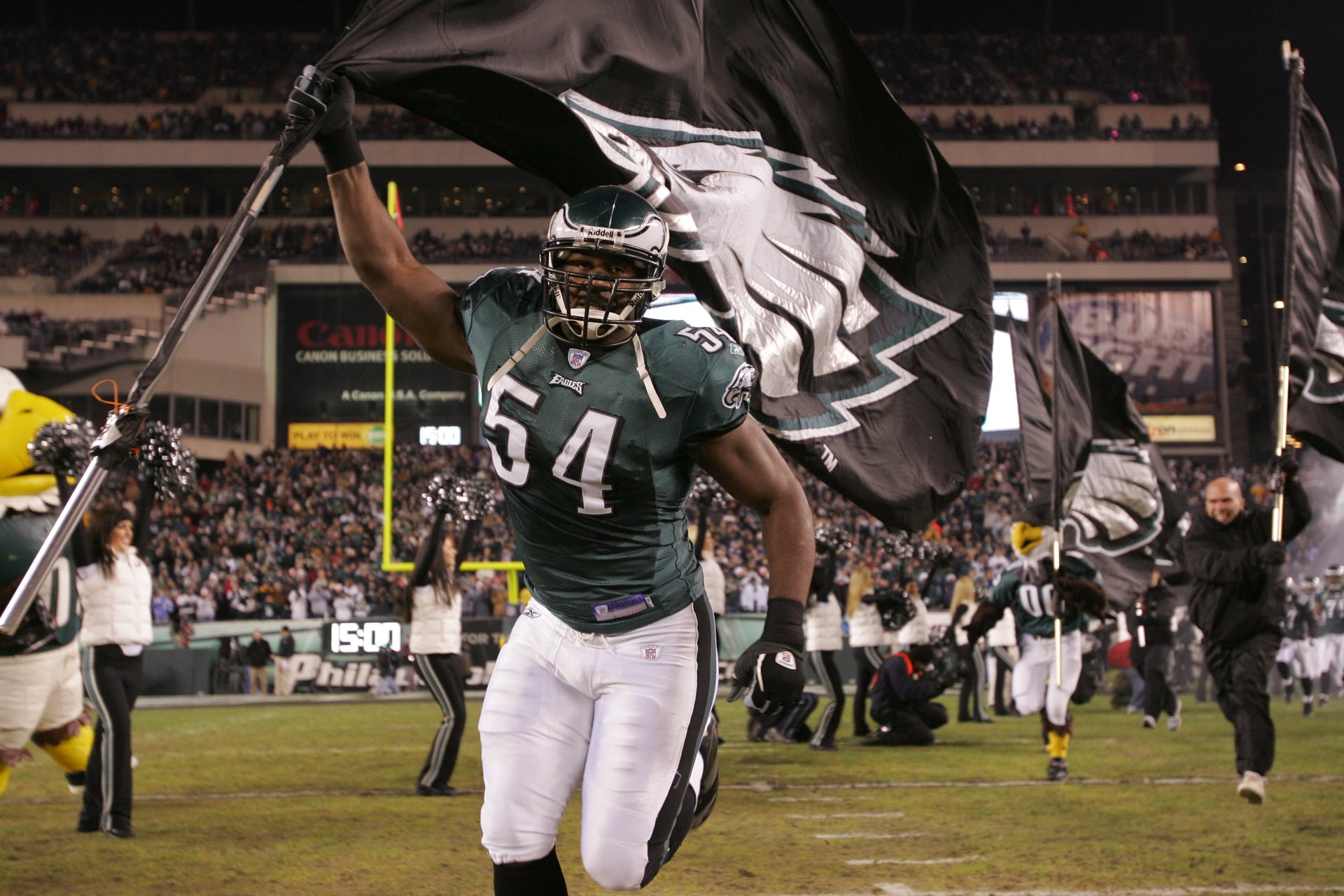 Jeremiah Trotter, Sr. Carries the Team Flag Philadelphia Eagles ...